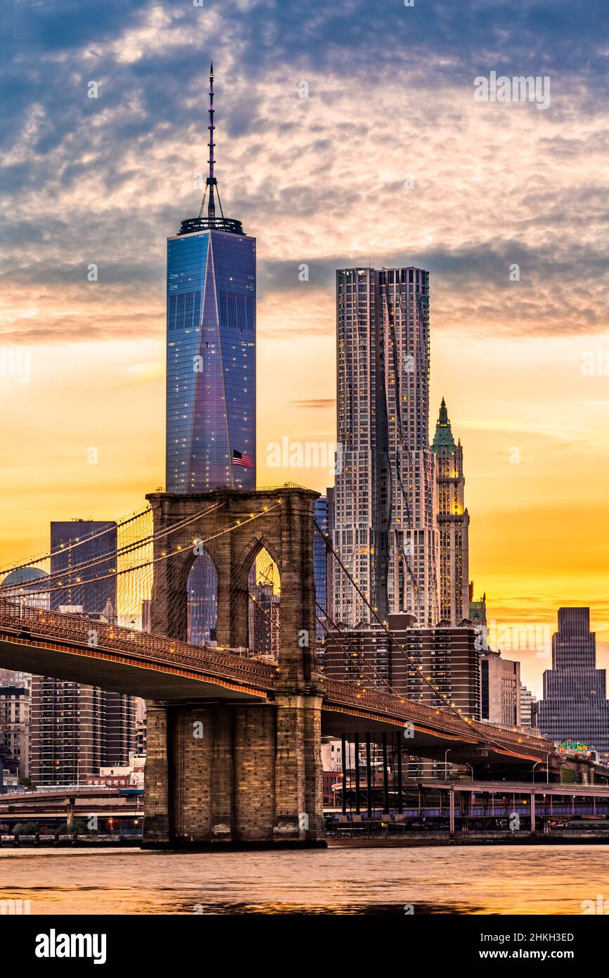 Tall building bridge hi-res stock photography and images - Alamy