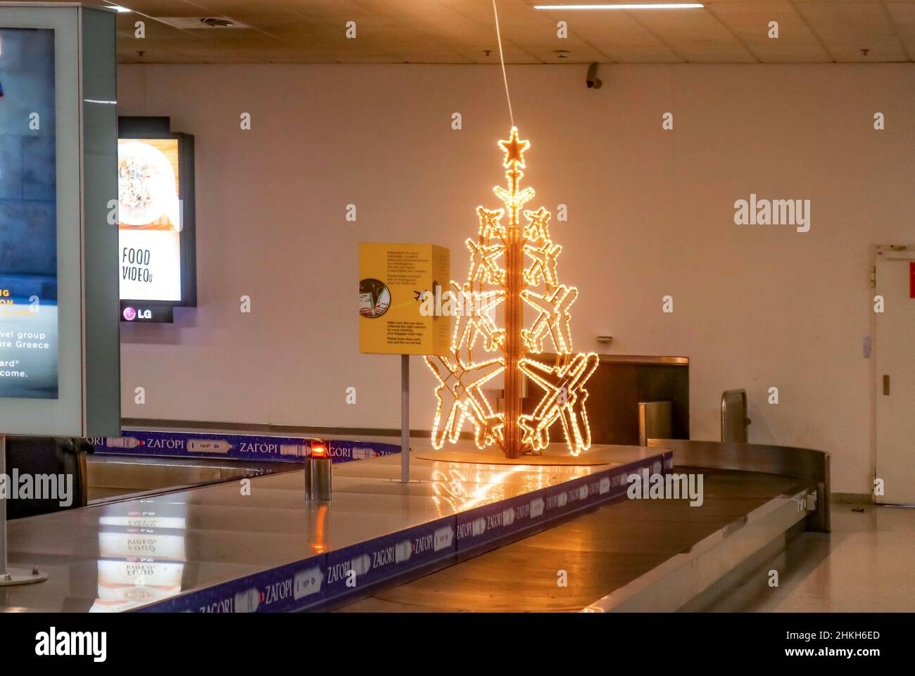 Airport christmas decorations hi-res stock photography and images - Alamy
