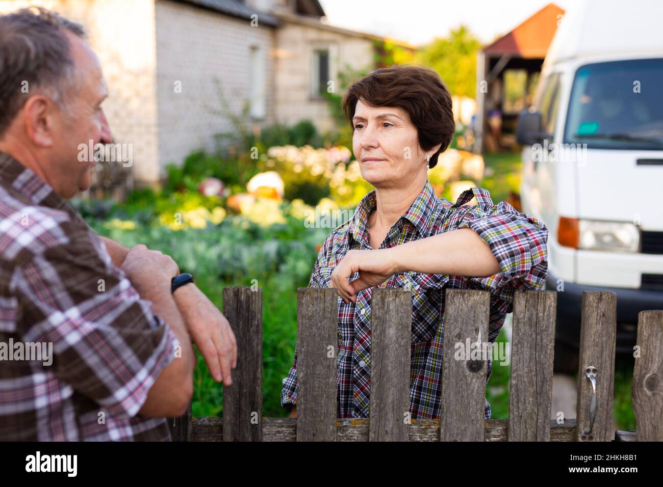 Neighbors talking fence hi-res stock photography and images - Alamy