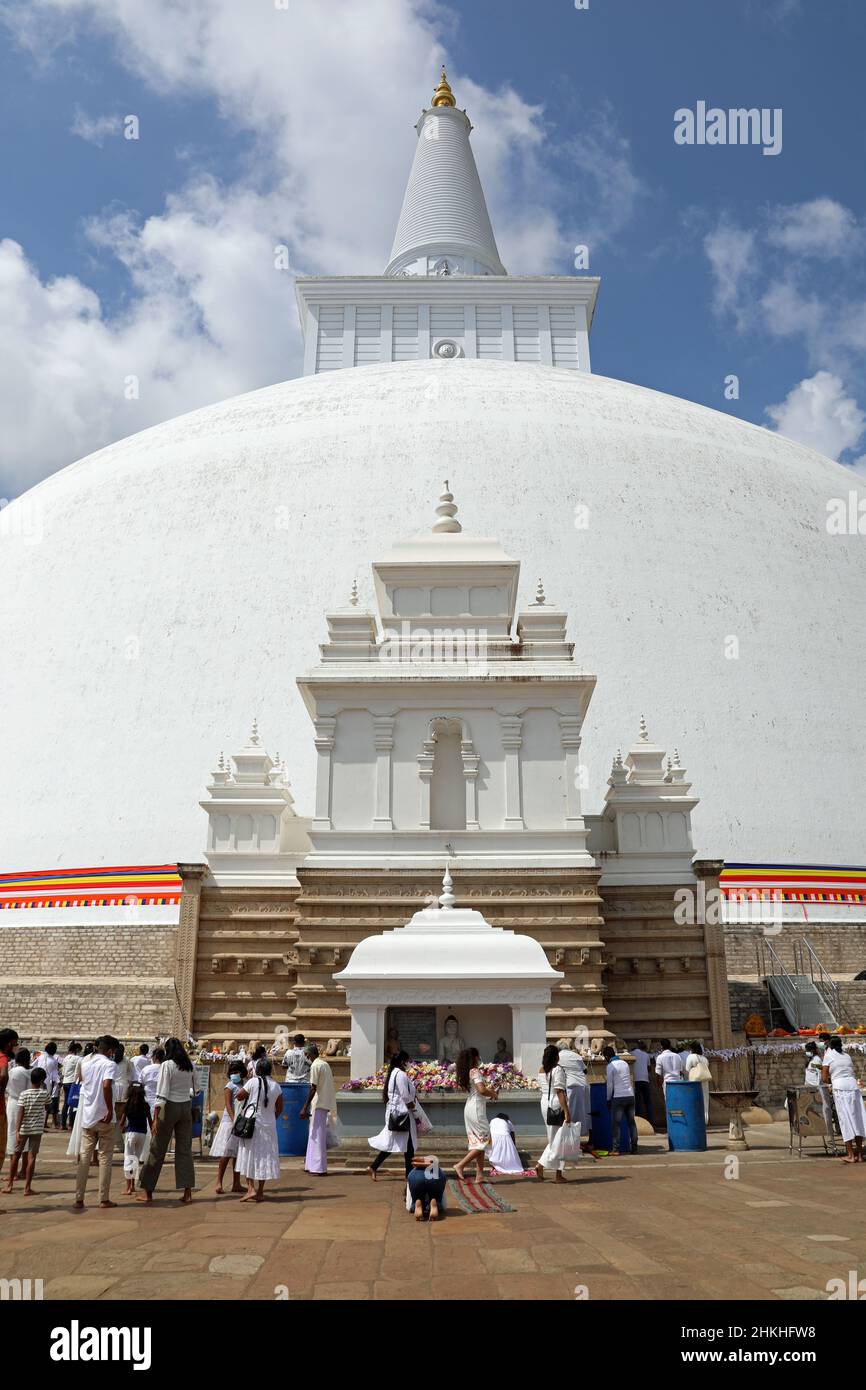 Worshippers at Ruwanwelisaya in Sri Lanka Stock Photo - Alamy