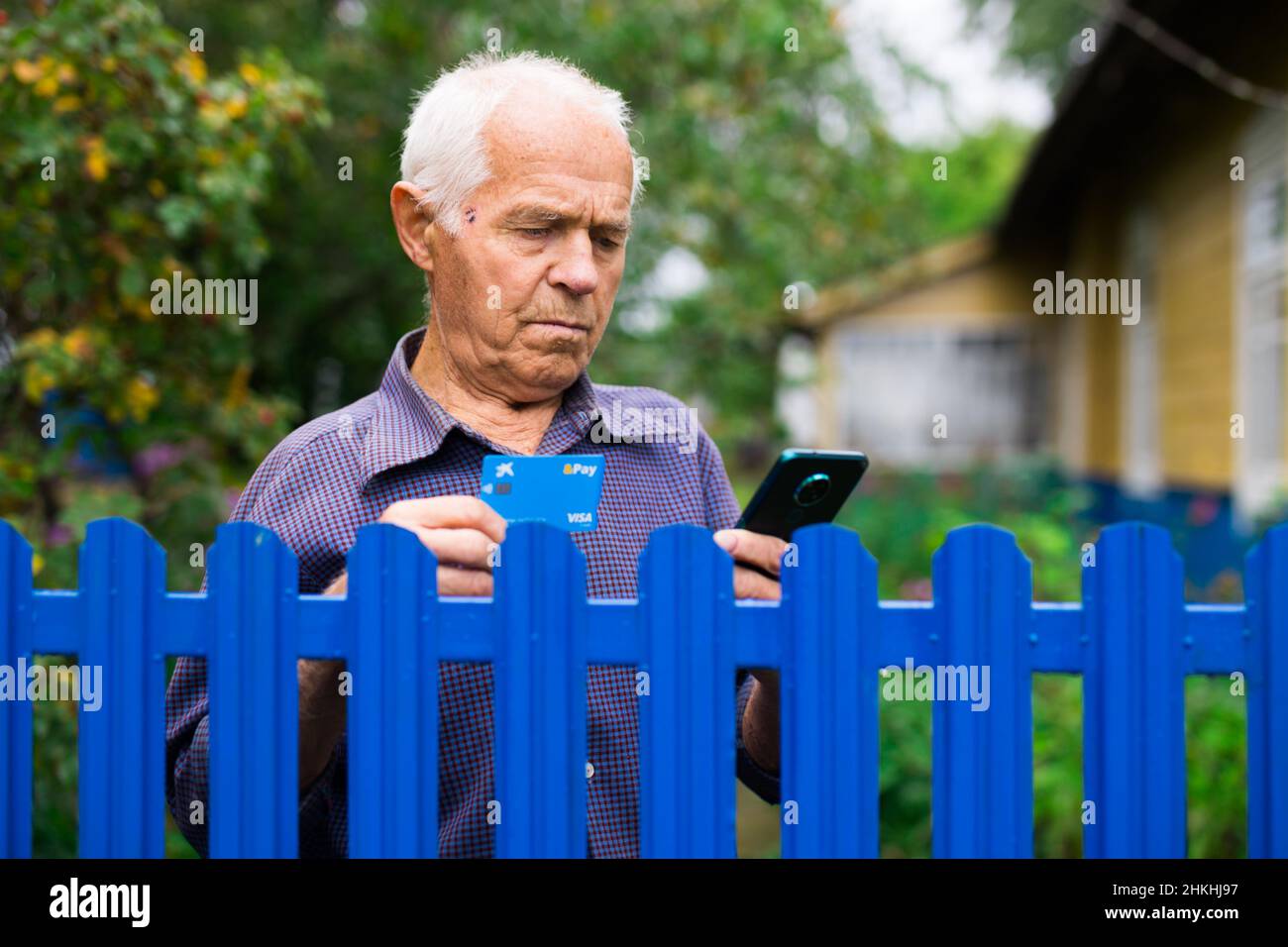 Old man credit card smartphone hi-res stock photography and images - Alamy