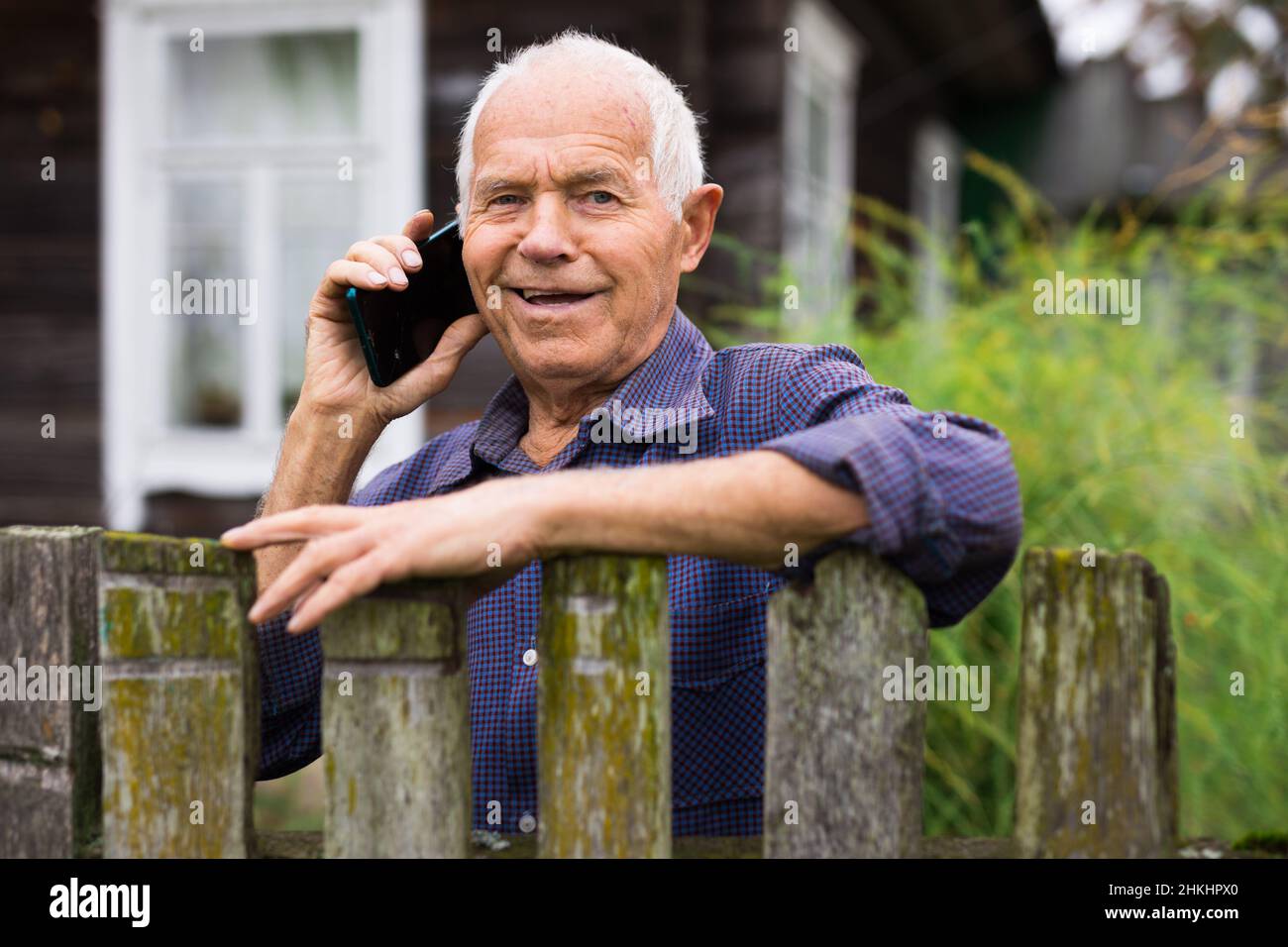 Old man talking on phone outdoors Stock Photo - Alamy