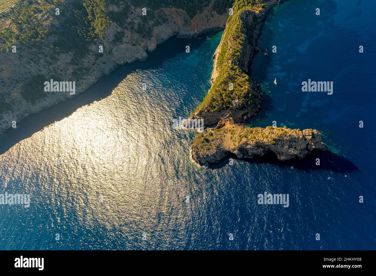 Landzunge punta de sa foradada mit loch im fels hi-res stock ...