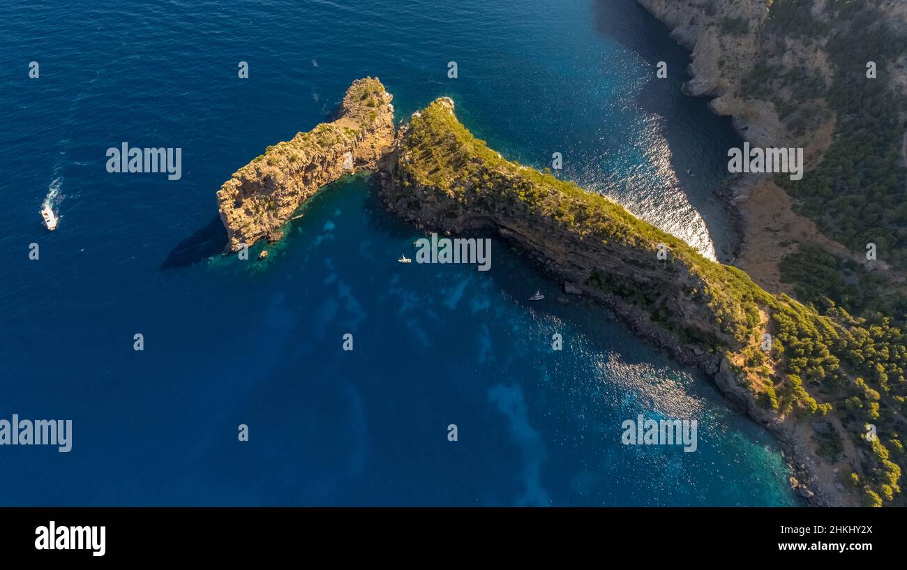 Landzunge punta de sa foradada mit loch im fels hi-res stock ...