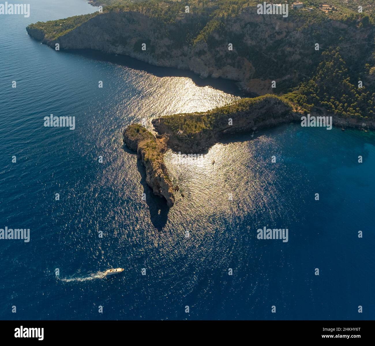 Landzunge punta de sa foradada mit loch im fels hi-res stock ...