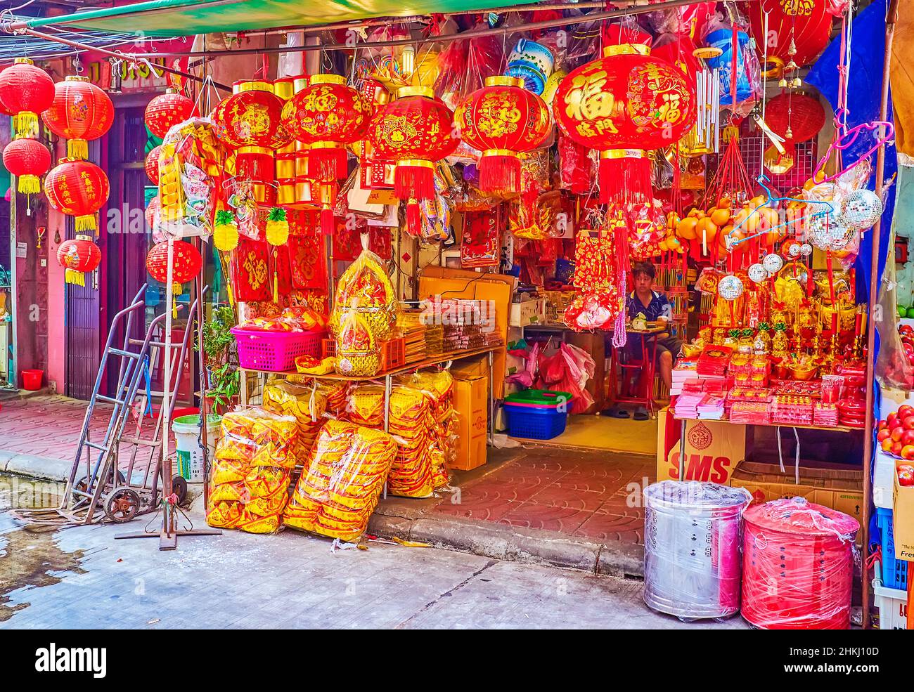 BANGKOK, THAILAND - MAY 12, 2019: The small shop with traditional ...