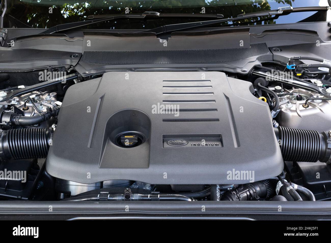 Land rover discovery engine hi-res stock photography and images - Alamy