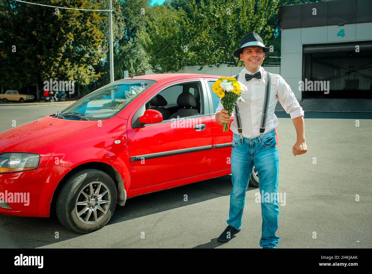 Man wearing yellow hat hi-res stock photography and images - Alamy