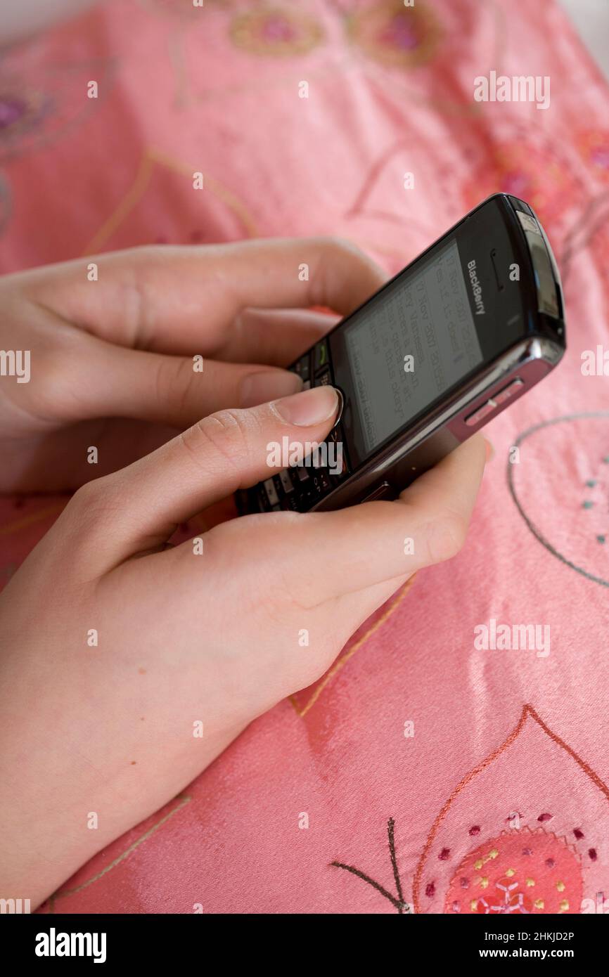 Girl's hands writing text message on mobile phone Stock Photo - Alamy