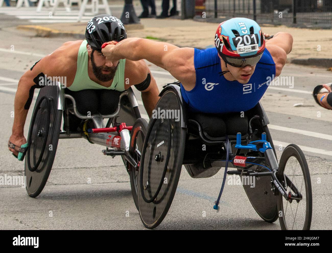 Wheelchair racing at the Chicago Marathon 2021 Stock Photo - Alamy