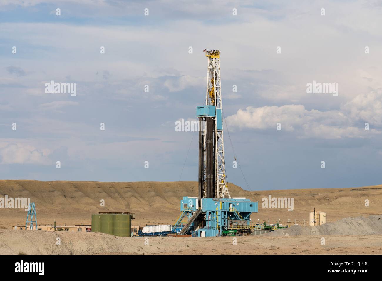 Oil well drilling rig Stock Photo - Alamy