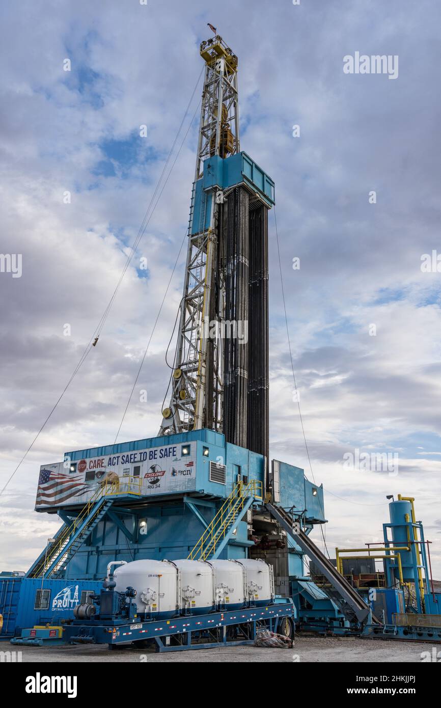 Oil well drilling rig Stock Photo - Alamy
