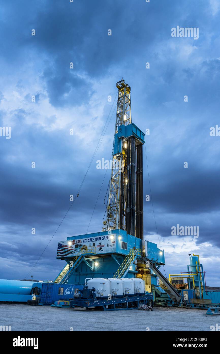 Oil well drilling rig Stock Photo - Alamy