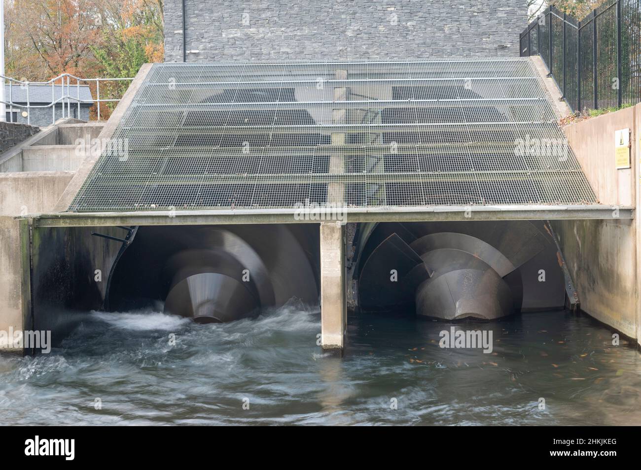 Archimedes screw hydropower at Radyr Weir, Wales Stock Photo - Alamy