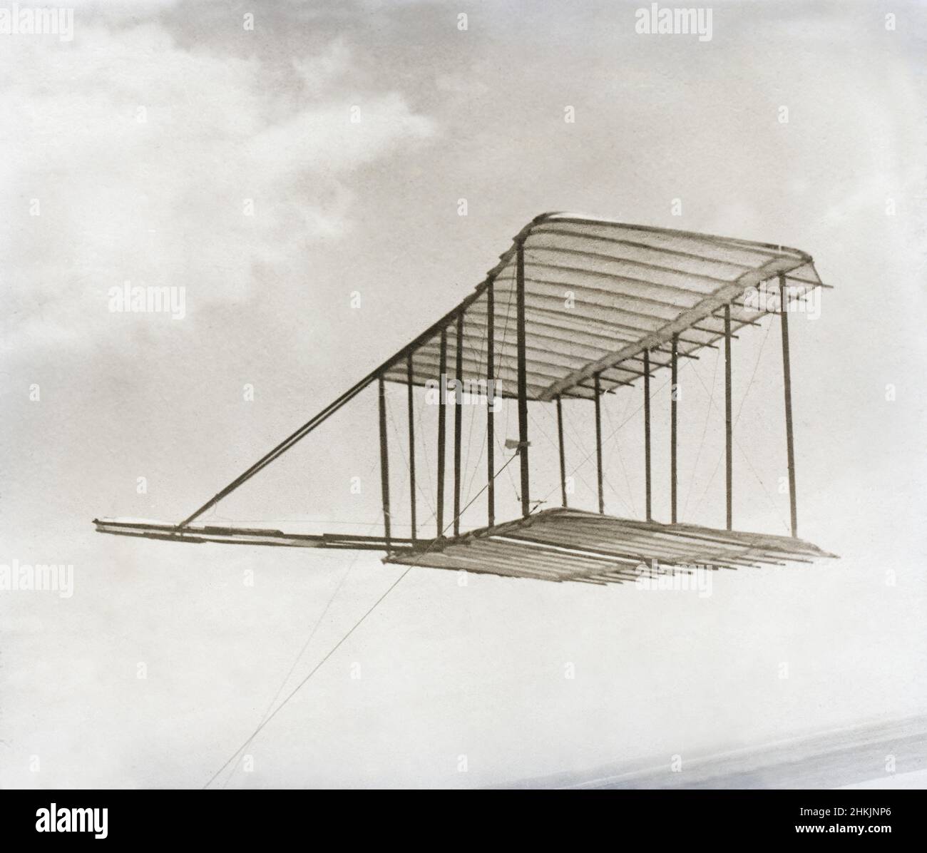Left side view of glider flying as kite, in level flight, Kitty Hawk ...