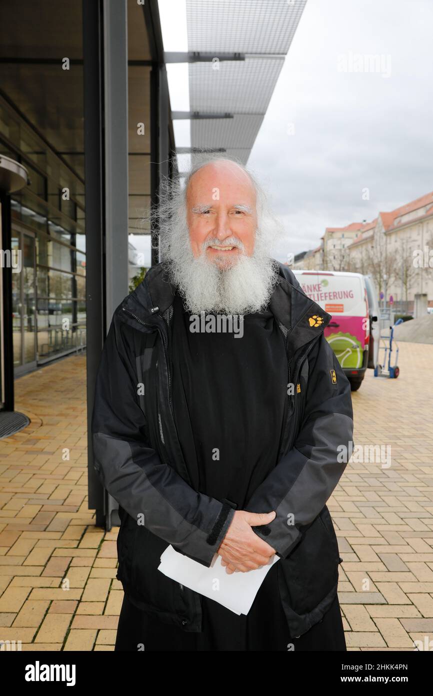 Pater Anselm Grün bei der Ankunft zur TV-Aufzeichnung der Talkshow ...
