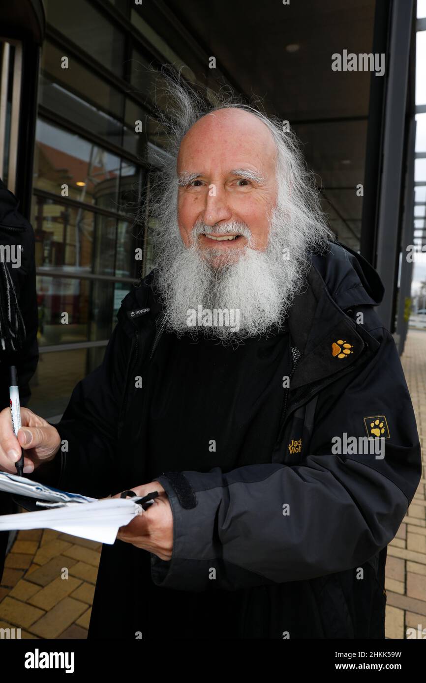 Pater Anselm Grün bei der Ankunft zur TV-Aufzeichnung der Talkshow ...
