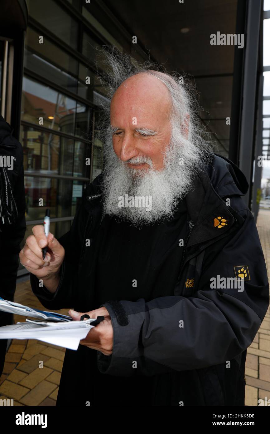 Pater Anselm Grün bei der Ankunft zur TV-Aufzeichnung der Talkshow ...