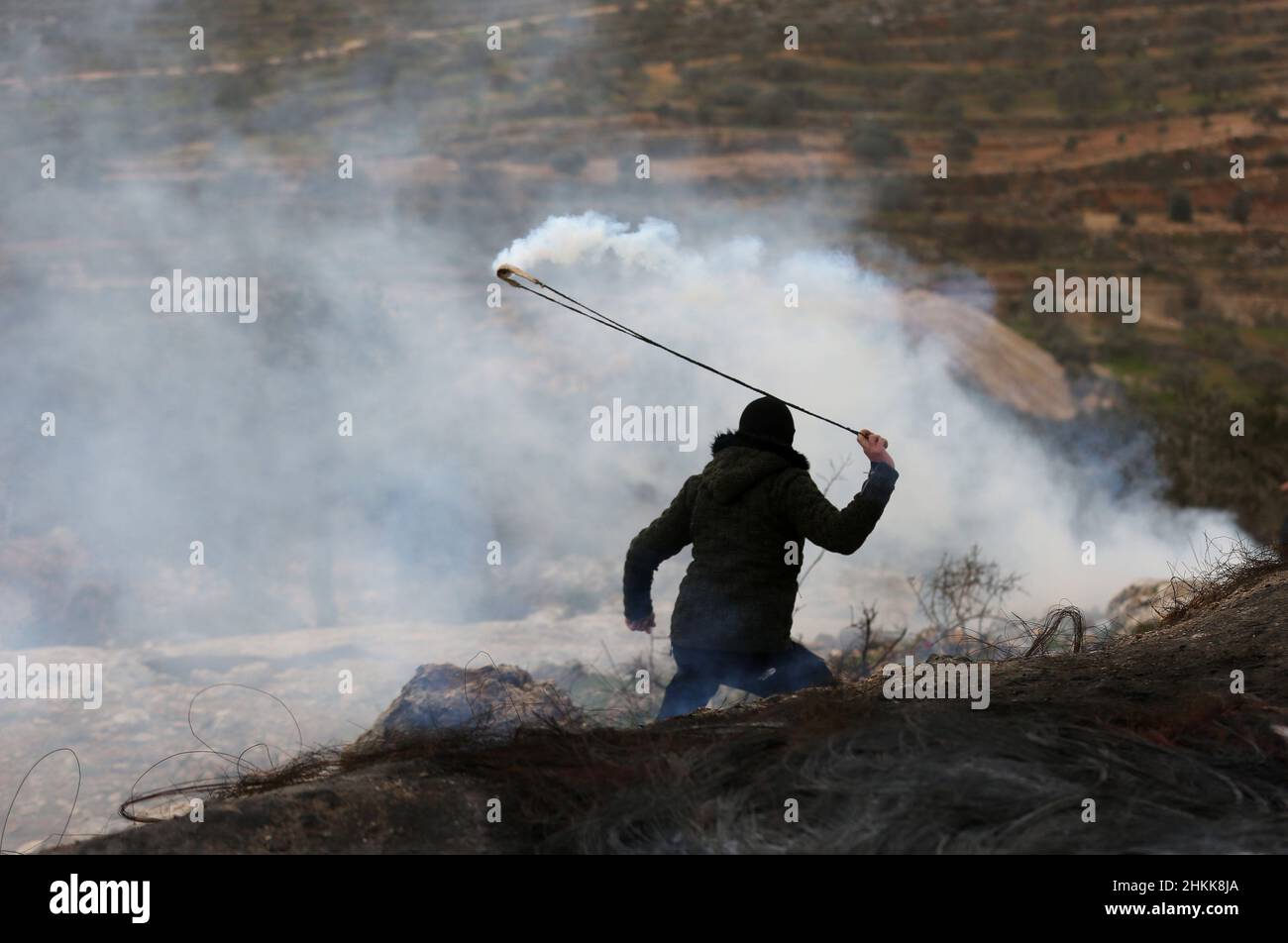 Palestine slingshot hi-res stock photography and images - Alamy