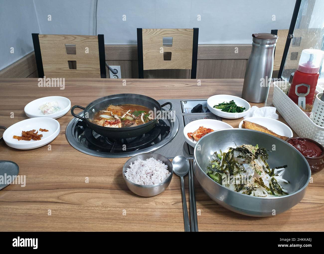 Mulhoe, cold raw fish soup and Maeuntang, a hot spicy Korean cuisine ...