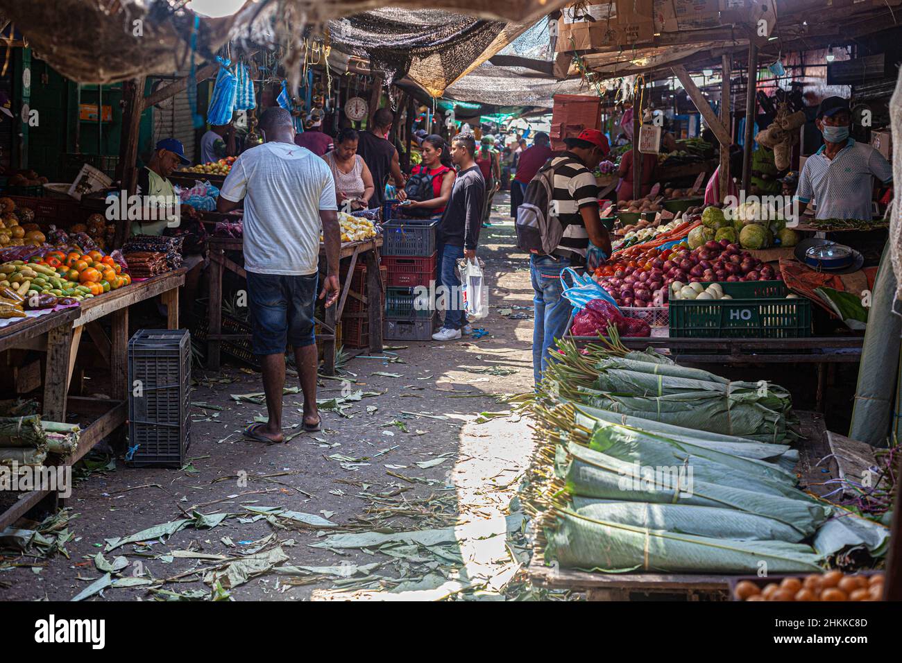 Street scene on public market Mercado Bazurto, Cartagena de Indias ...