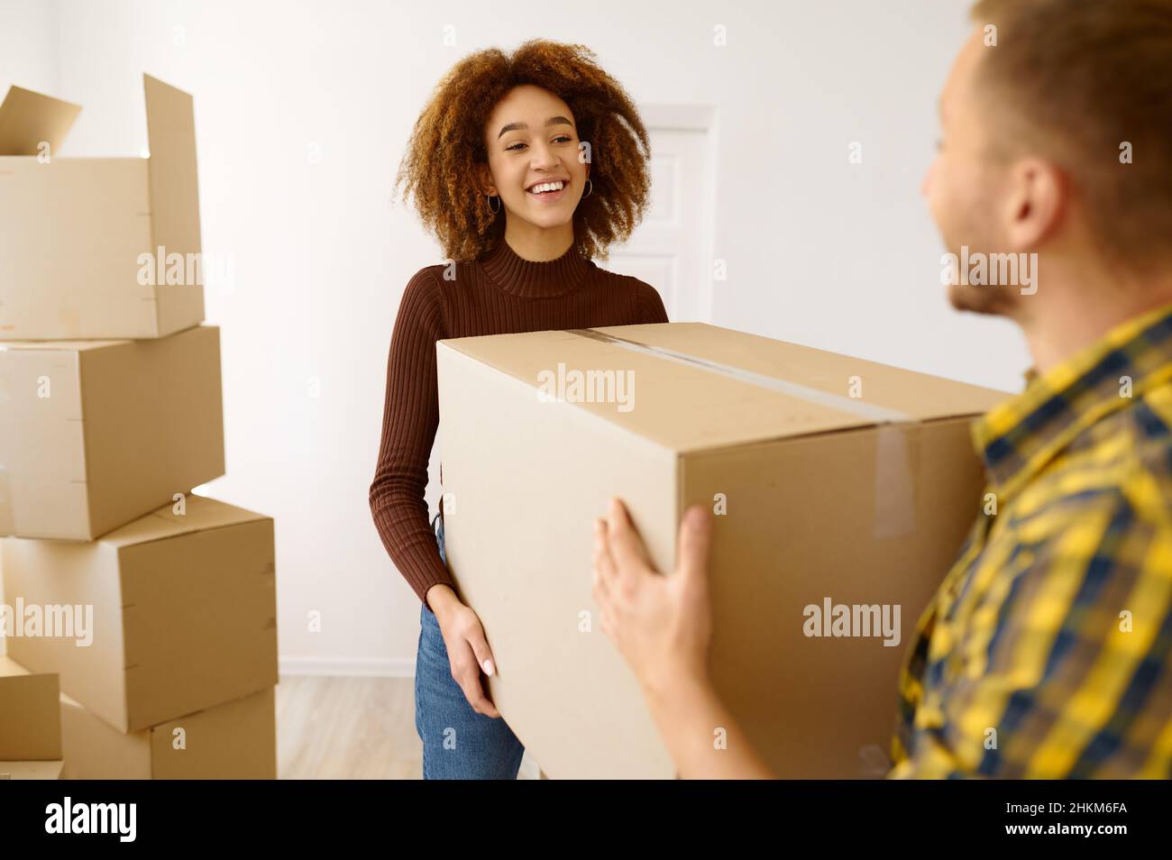 Excited couple packing cardboard hi-res stock photography and images ...