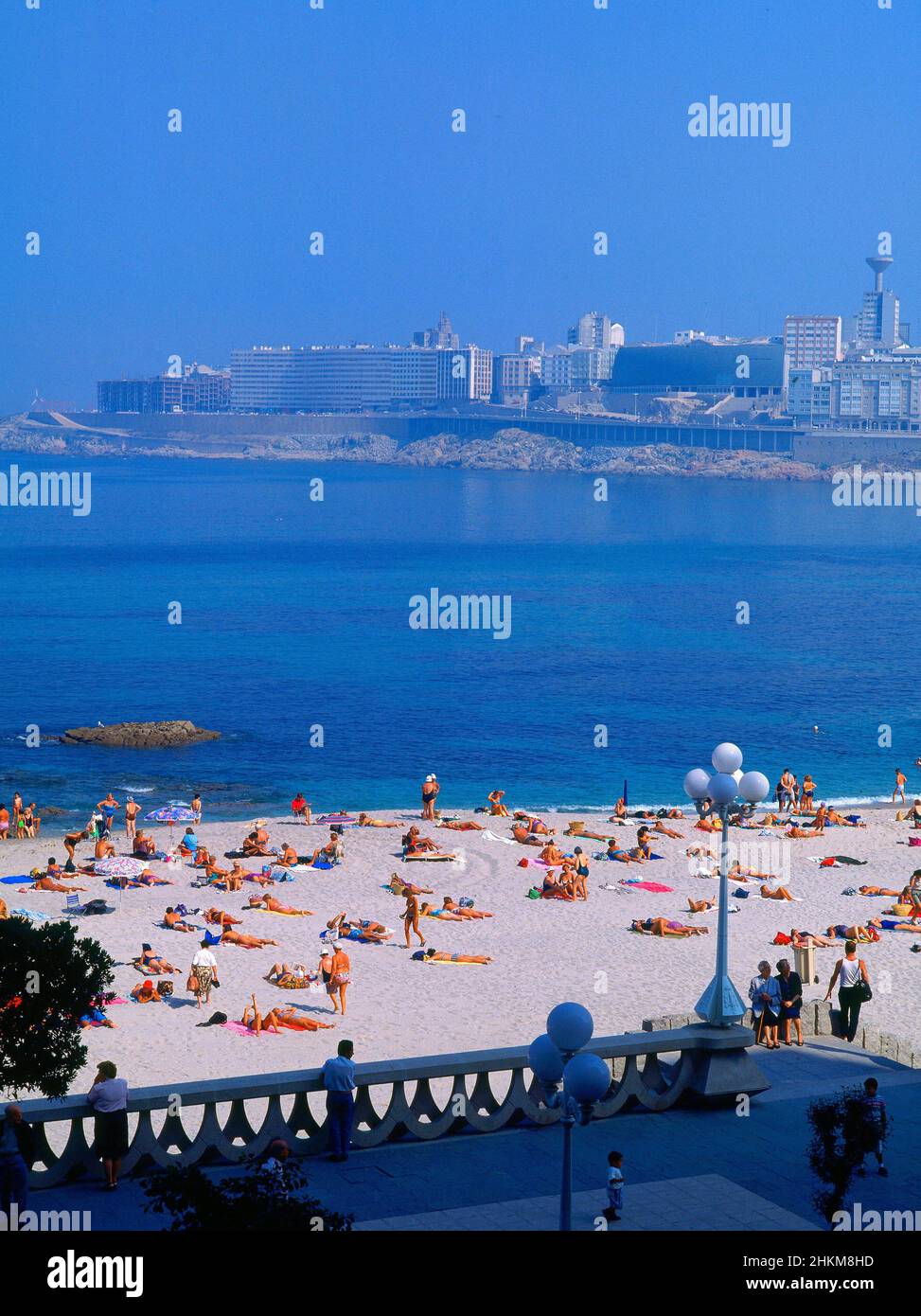 PLAYA DE RIAZOR CON BAÑISTAS Y EDIFICIOS AL FONDO - FOTO AÑOS 90 ...