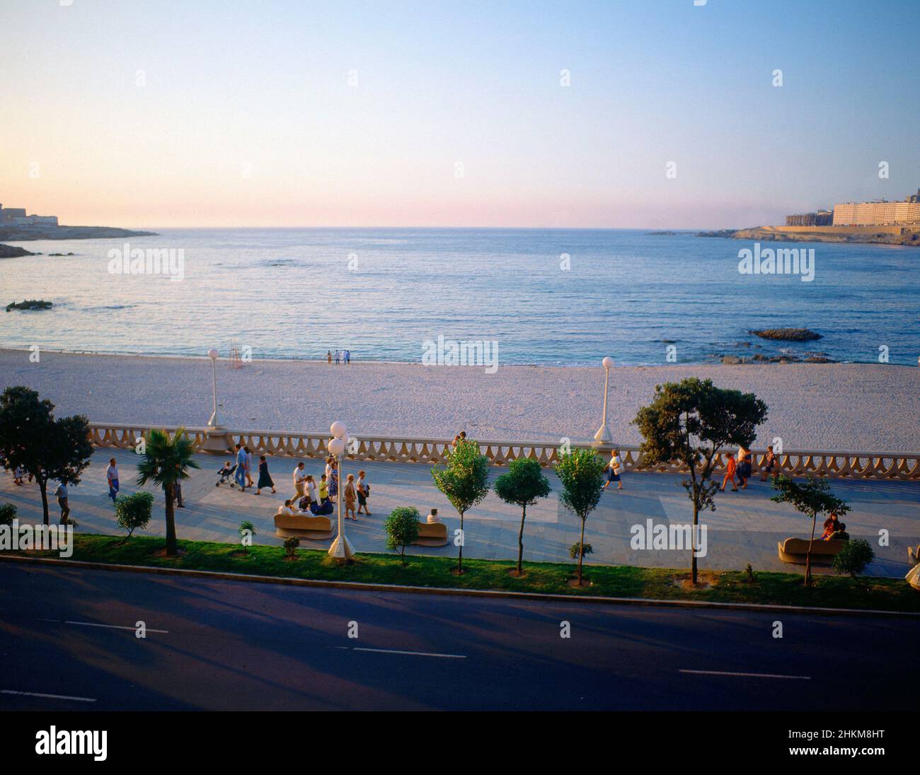 PLAYA DE RIAZOR Y PASEO MARITIMO - FOTO AÑOS 90. Location: EXTERIOR. LA ...