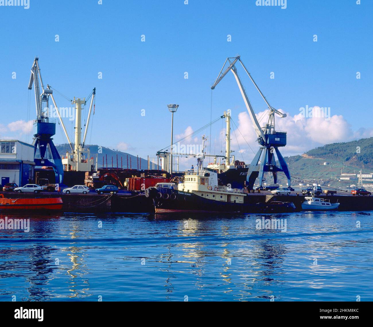 ZONA DEL PUERTO PESQUERO CON BARCOS Y GRUAS - FOTO AÑOS 90. Location ...