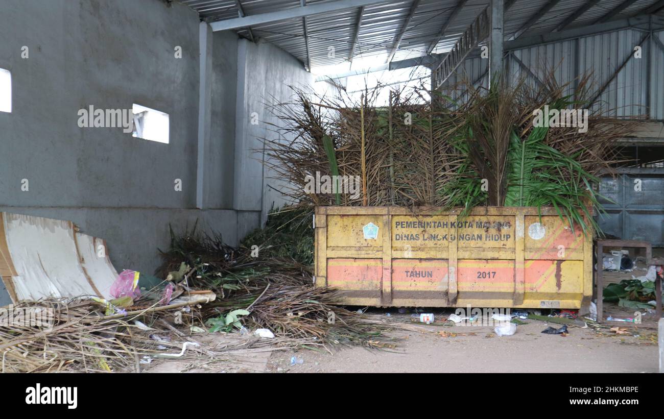 full trash can Stock Photo - Alamy
