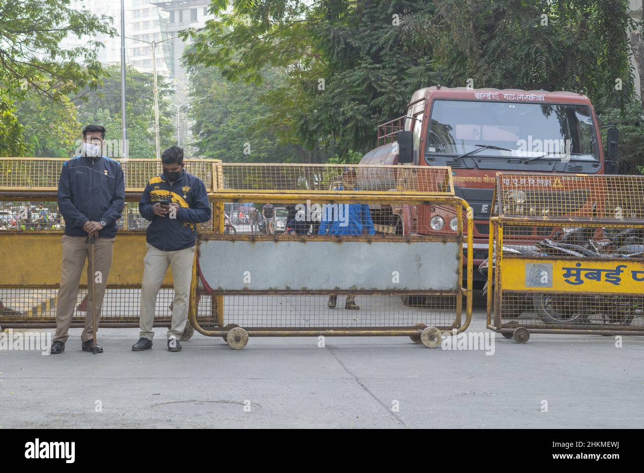 Mumbai police officer hi-res stock photography and images - Alamy