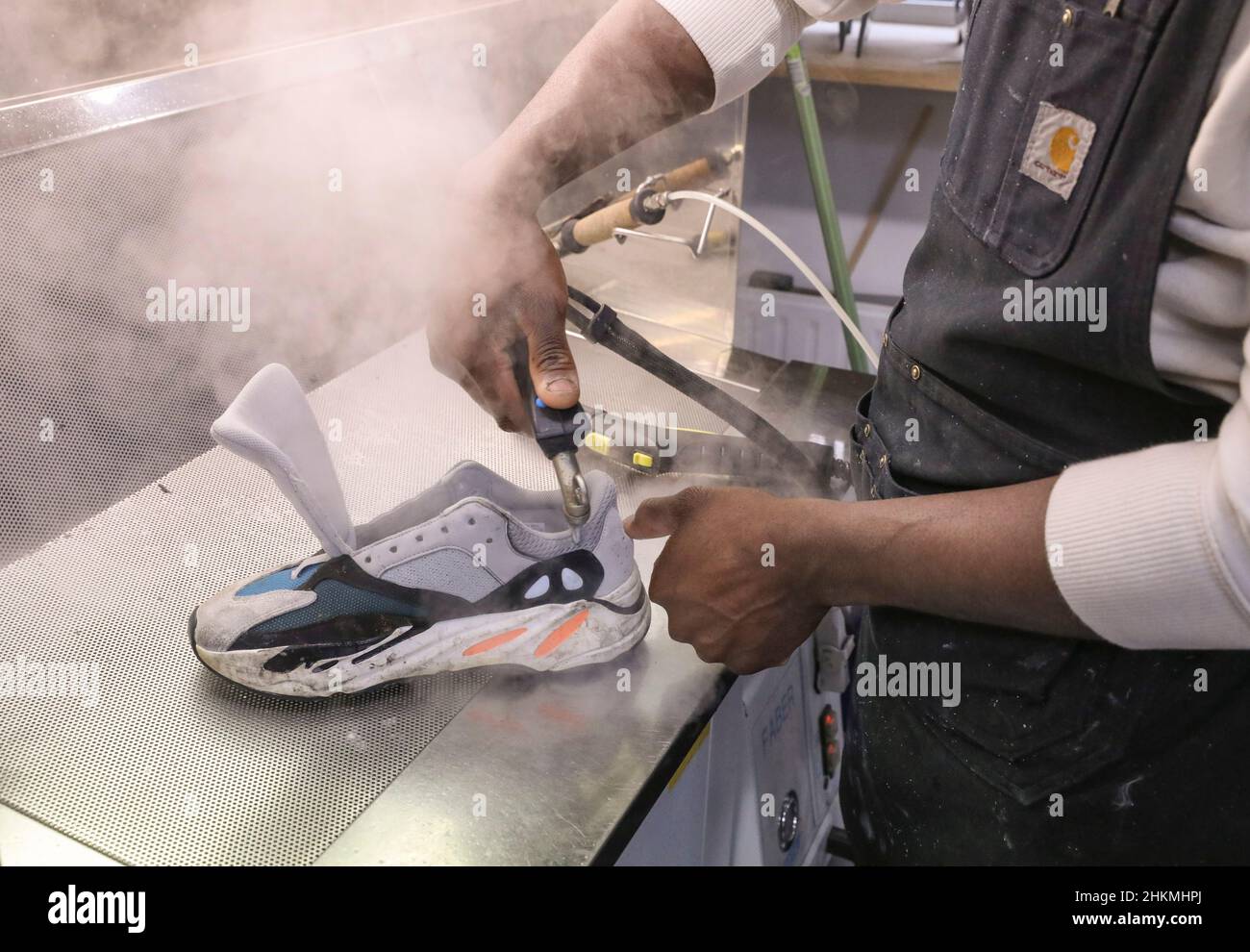 Steam cleaning hi-res stock photography and images - Alamy