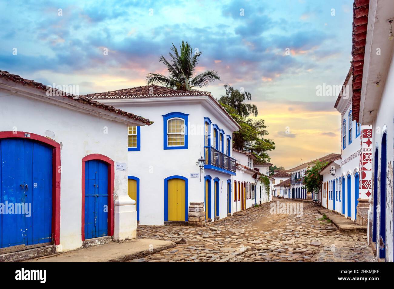 Portuguese style colonial building and cobblestone street in Paraty ...
