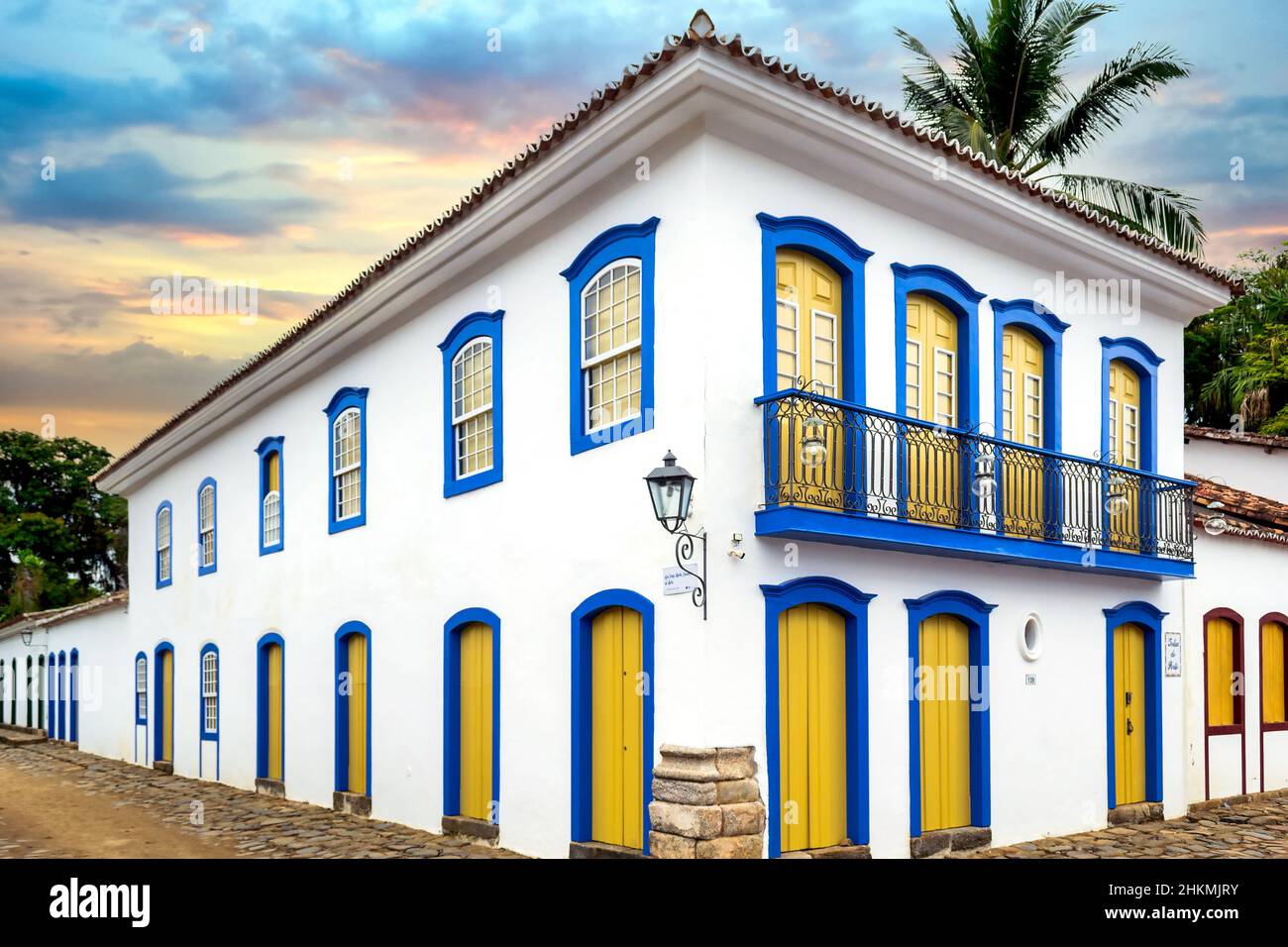Portuguese style colonial building and cobblestone street in Paraty ...
