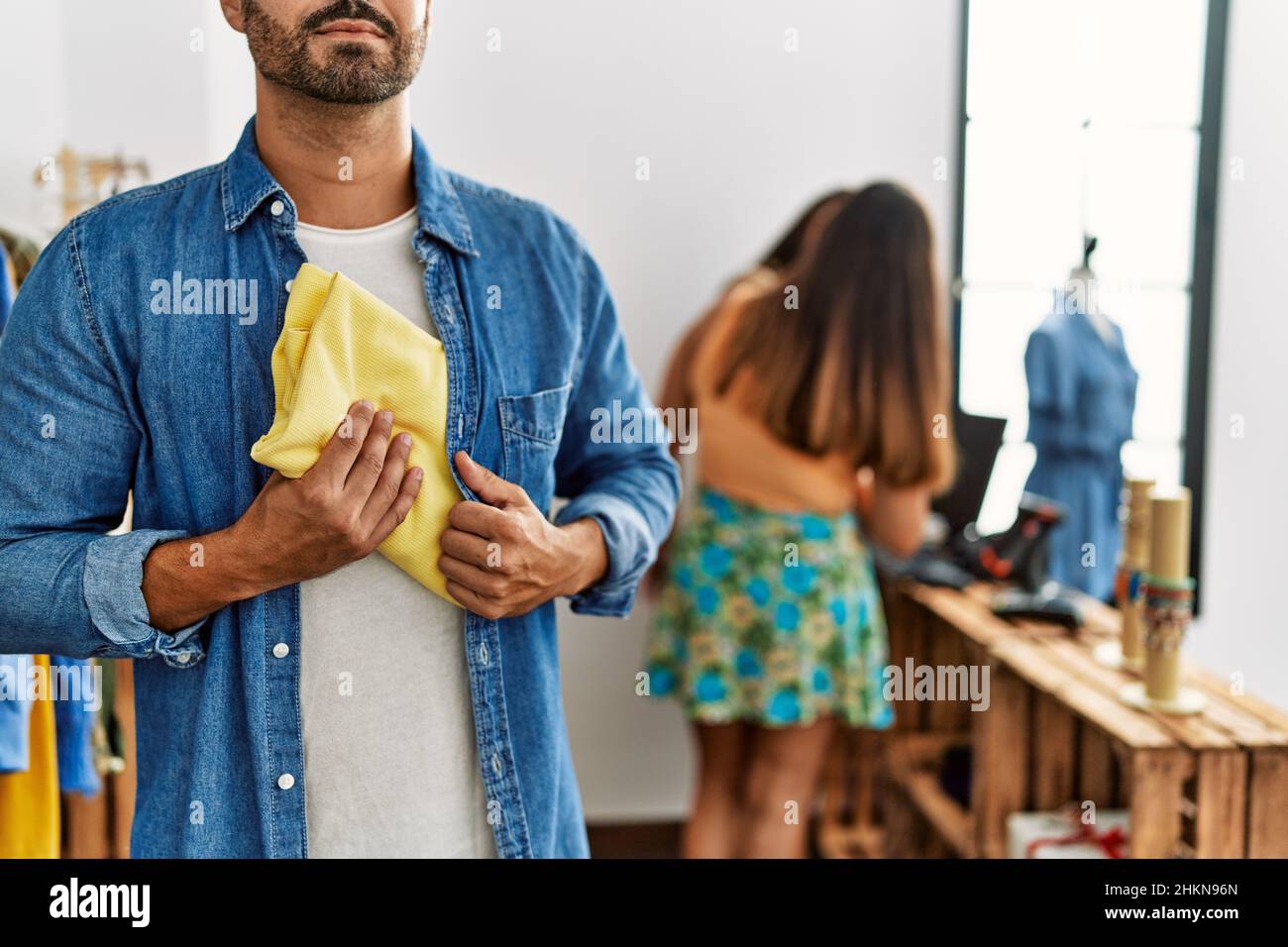 Young women stealing shop hi-res stock photography and images - Alamy