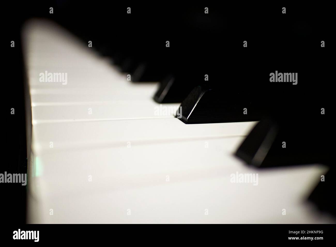 Black and white piano keys hi-res stock photography and images - Alamy
