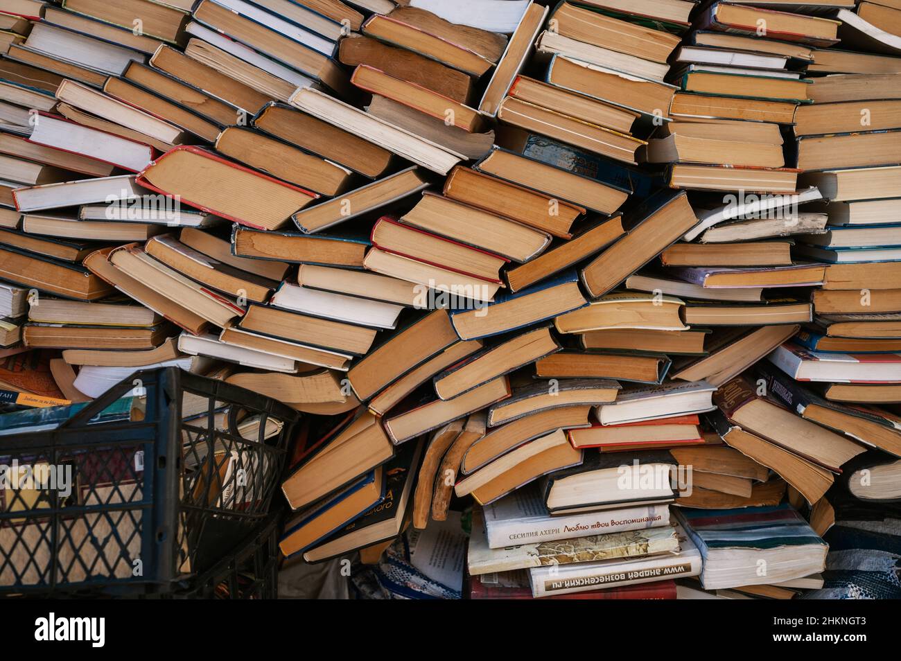 Book pile shop hi-res stock photography and images - Alamy