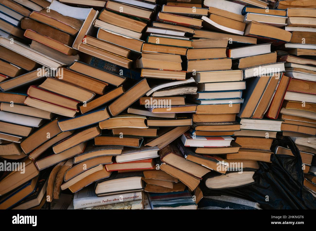 Book piles hi-res stock photography and images - Alamy