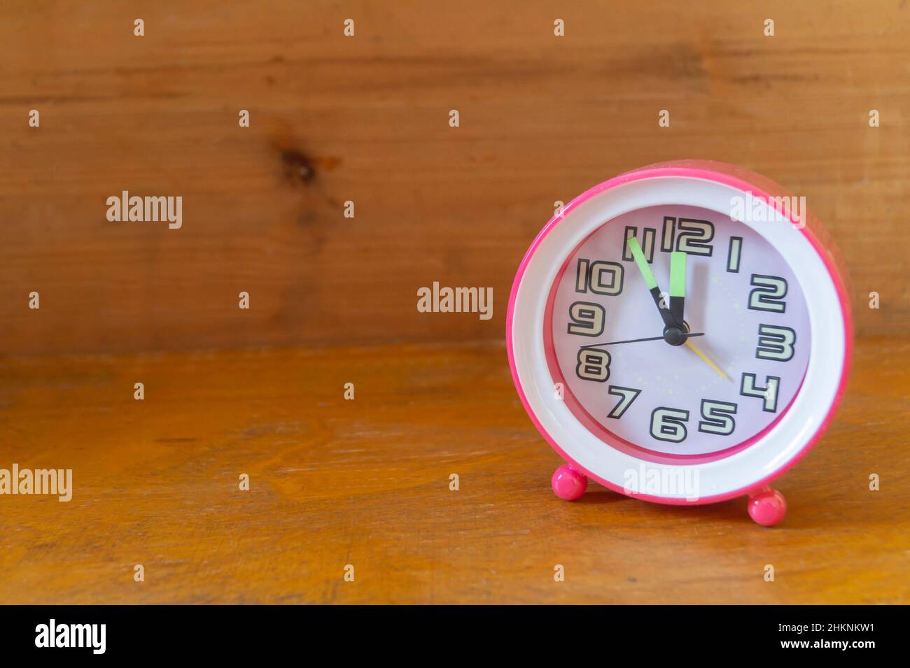 Round clock hi-res stock photography and images - Alamy