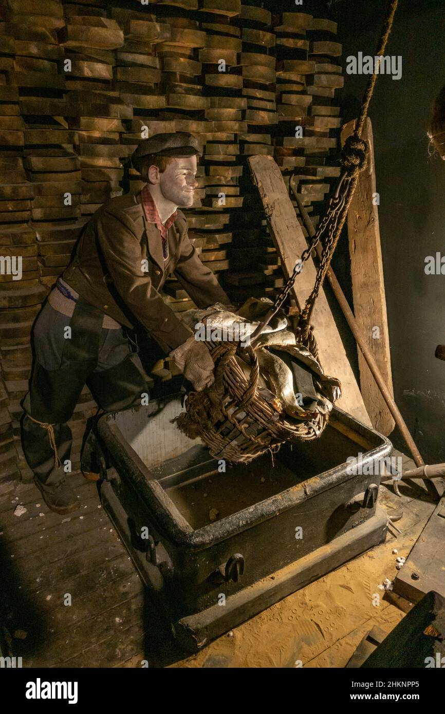 Trawler loading hi-res stock photography and images - Alamy