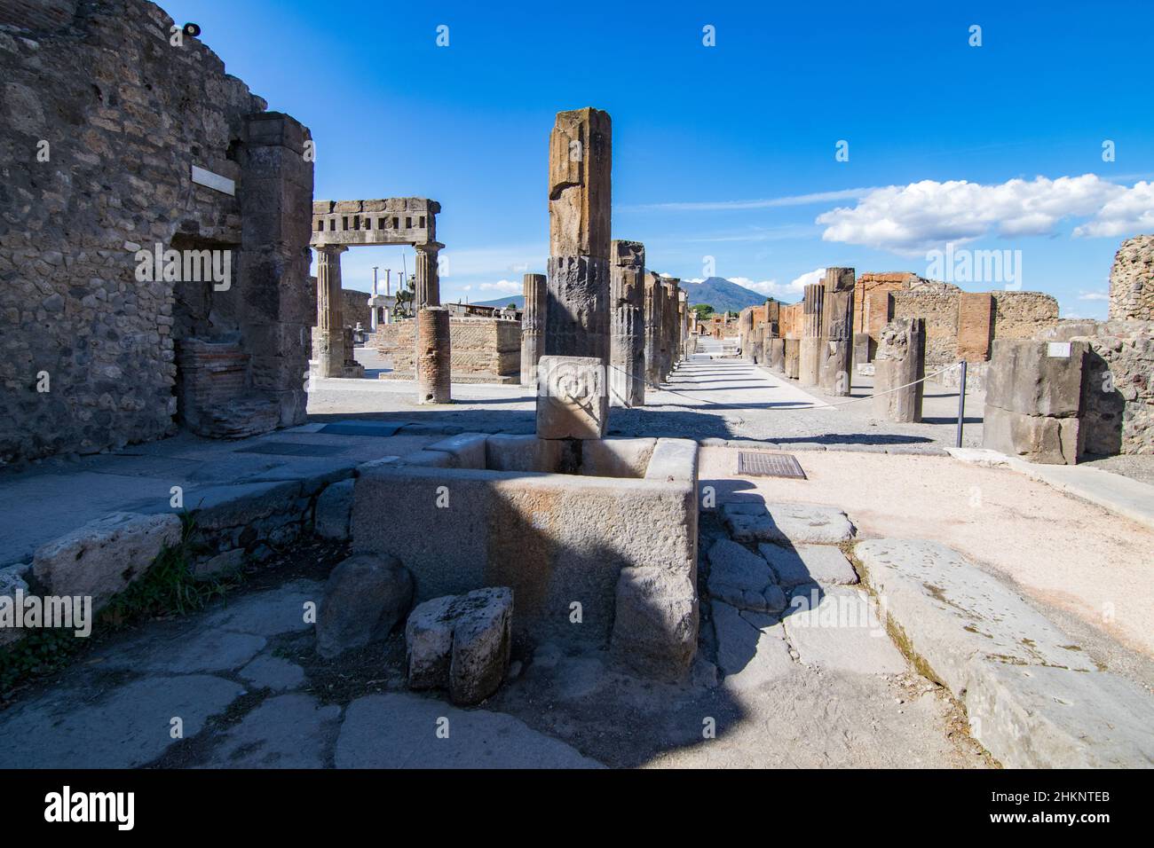 Pompeii ruins hi-res stock photography and images - Alamy