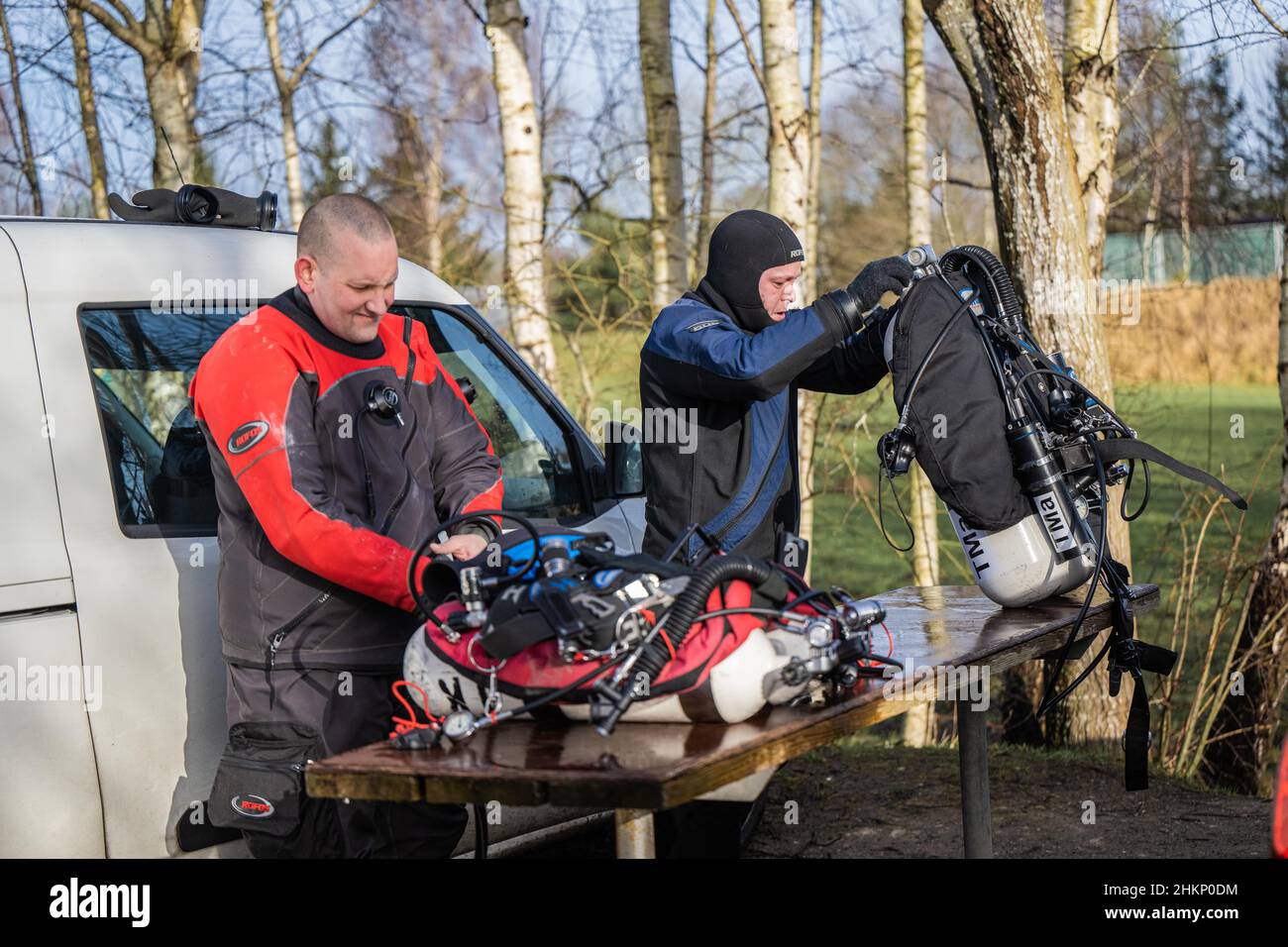 Hemmoor, Germany. 05th Feb, 2022. Divers Thomas Manke (r) and Tammo ...
