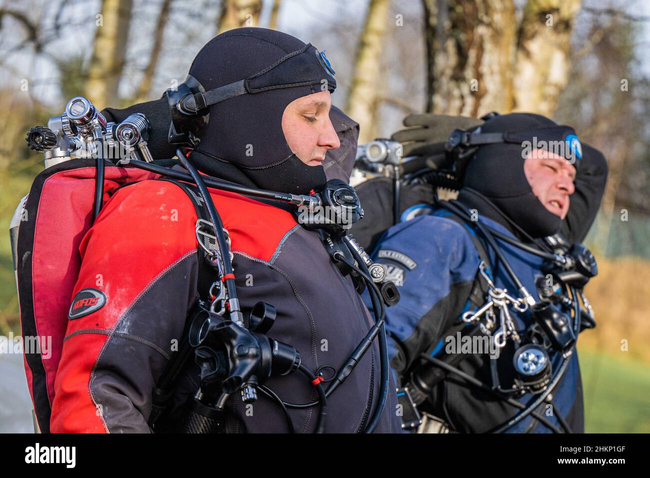 Hemmoor, Germany. 05th Feb, 2022. Divers Thomas Manke (r) and Tammo ...