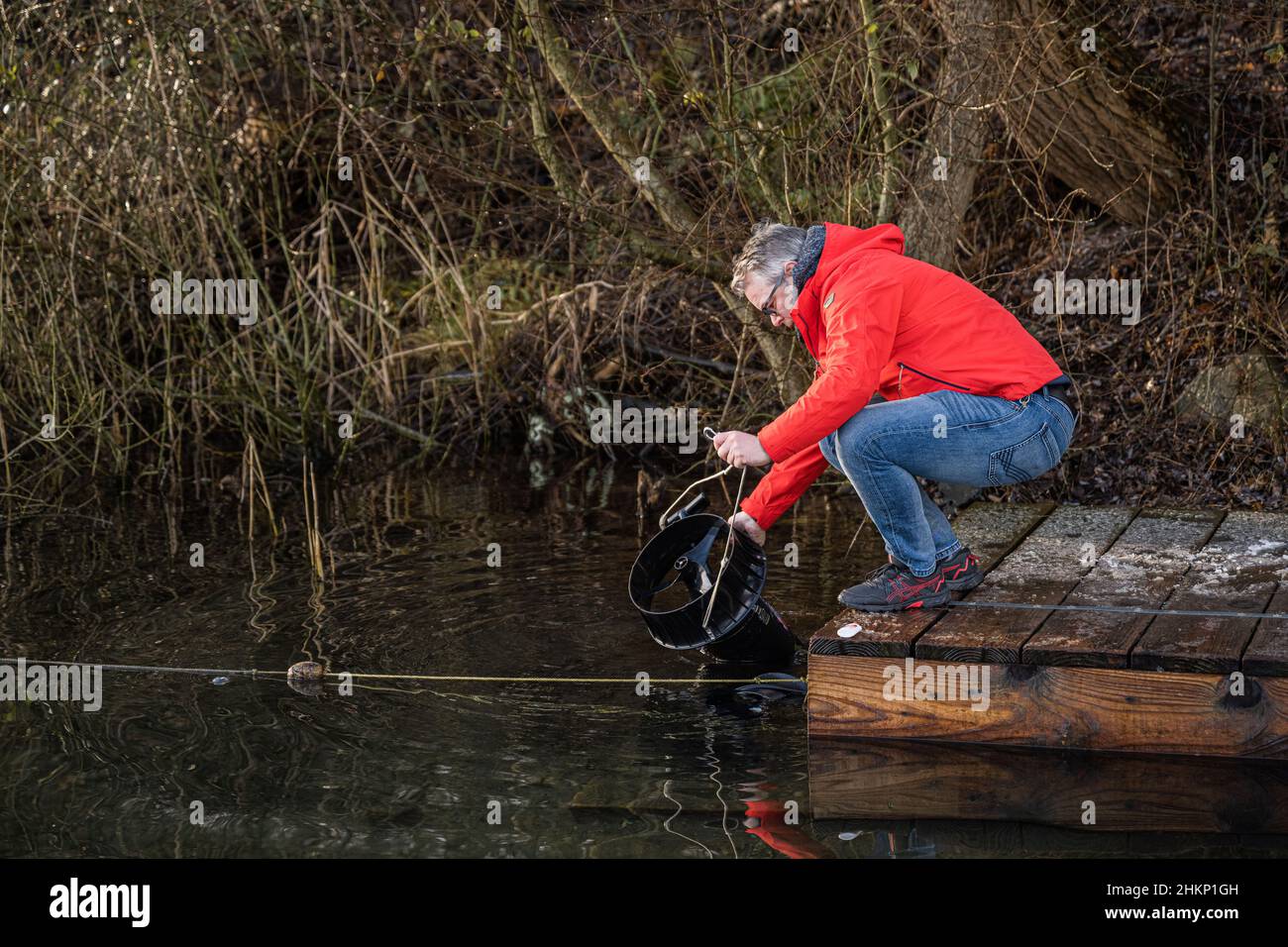 Hemmoor, Germany. 05th Feb, 2022. Diver Thomas Manke prepares for his ...