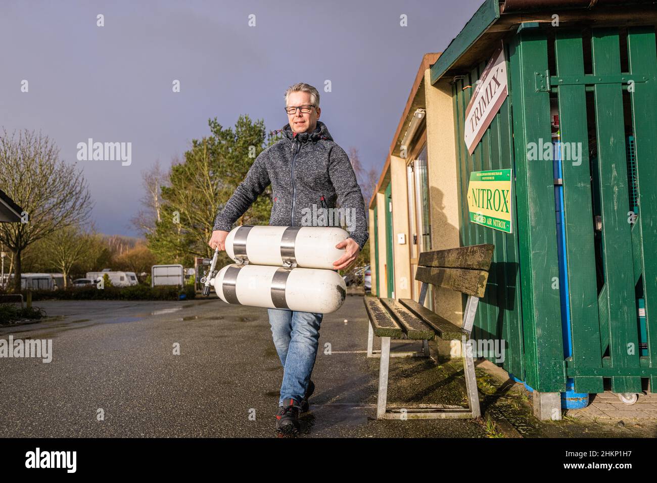 Hemmoor, Germany. 05th Feb, 2022. Diver Thomas Manke brings his filled ...