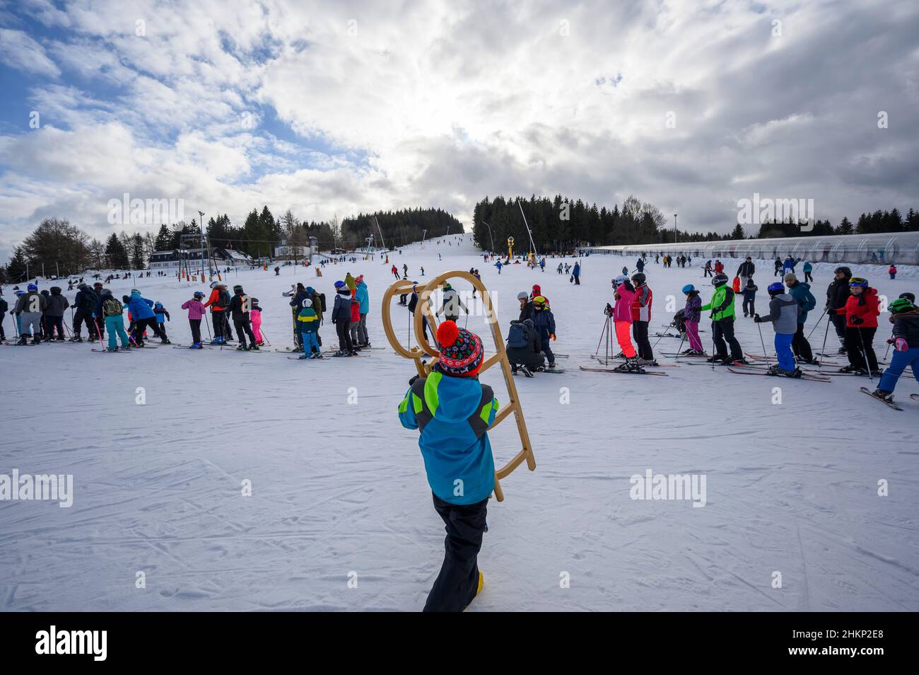 Altenberg, Germany. 05th Feb, 2022. Winter sports fans line up at the ...