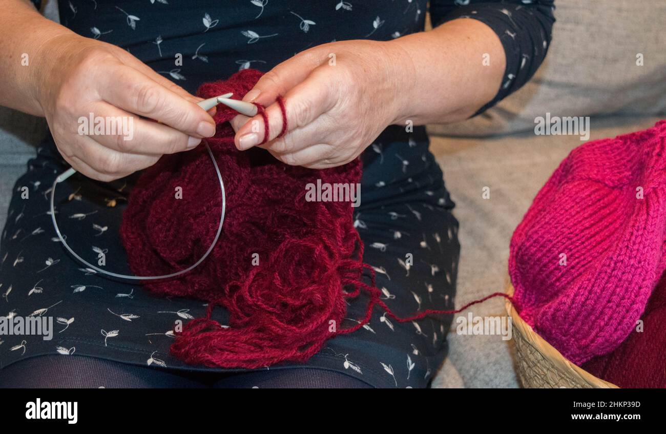 Women knitting hi-res stock photography and images - Alamy