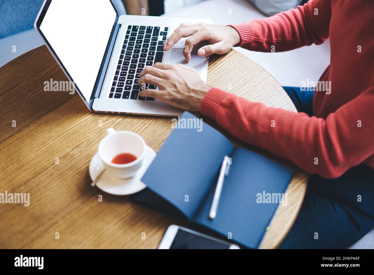 Freelancer typing hi-res stock photography and images - Alamy