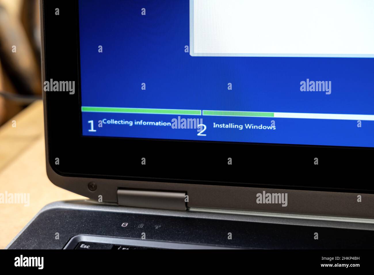 Installing Microsoft Windows operating system, progress bar going up ...
