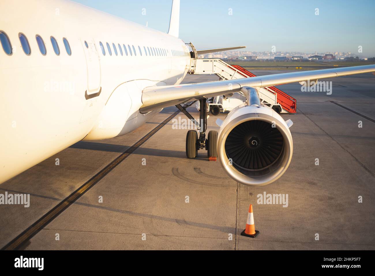 Airplane ready to take off at the airport Stock Photo - Alamy